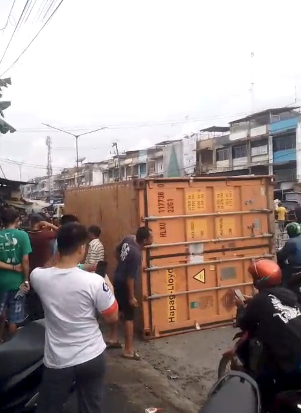 Kontainer Terjatuh di Jalan KL Yos Sudarso, Warga Simpang Kantor Sempat ...
